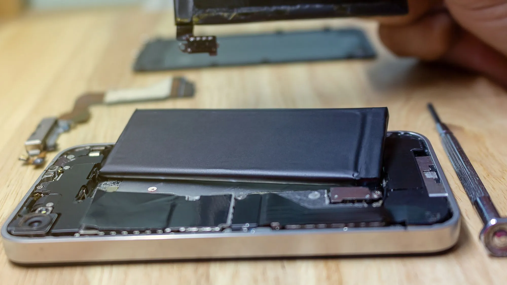 Apple makes iPhone battery replacement easy: Inside debonding-on-demand ...